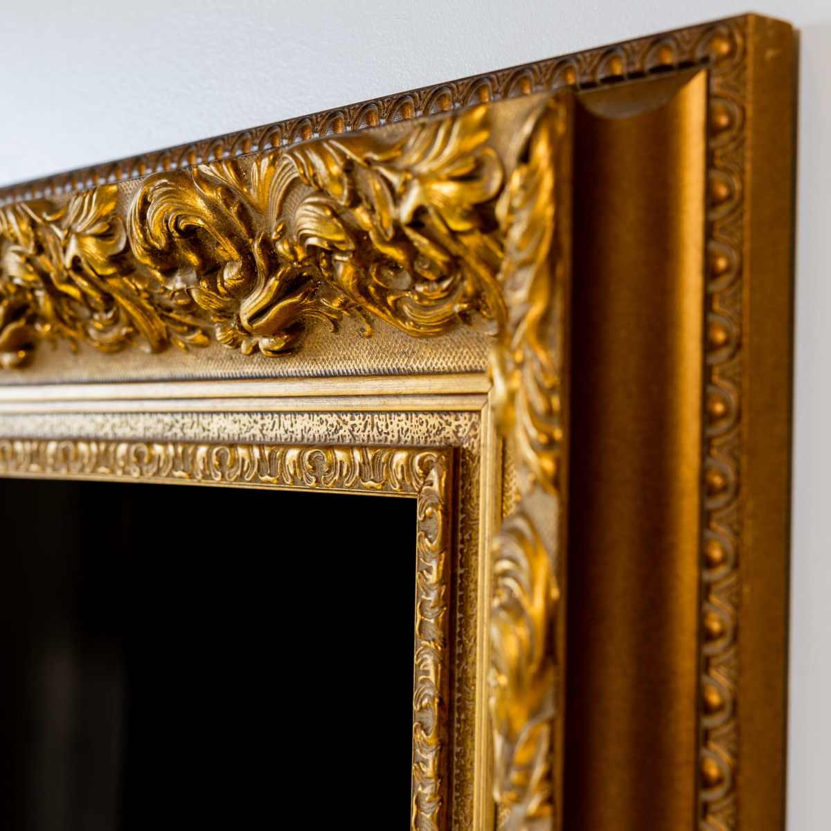 Large Unique Studio with Natural Light, Multiple Backdrops and Frame ...