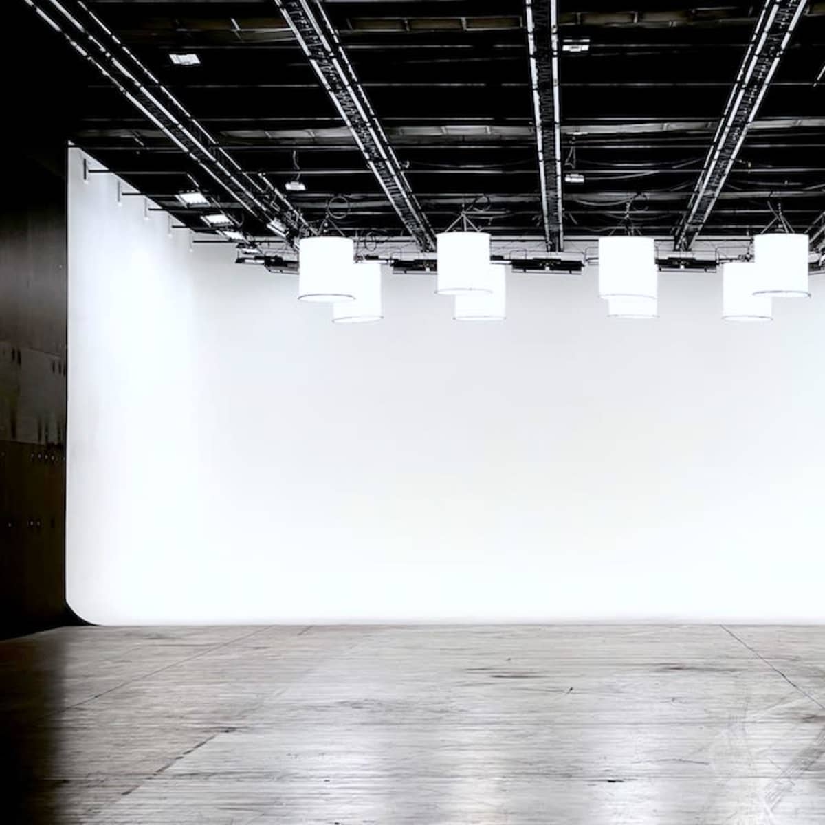 Studio Space in Atlanta massive white cyc and black box - Studio 4 MOS ...