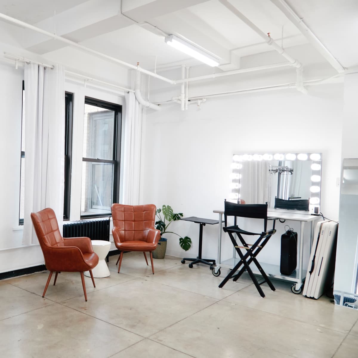 Midtown 800sqft Daylight Studio with Distinct NYC Cityscape views, New ...