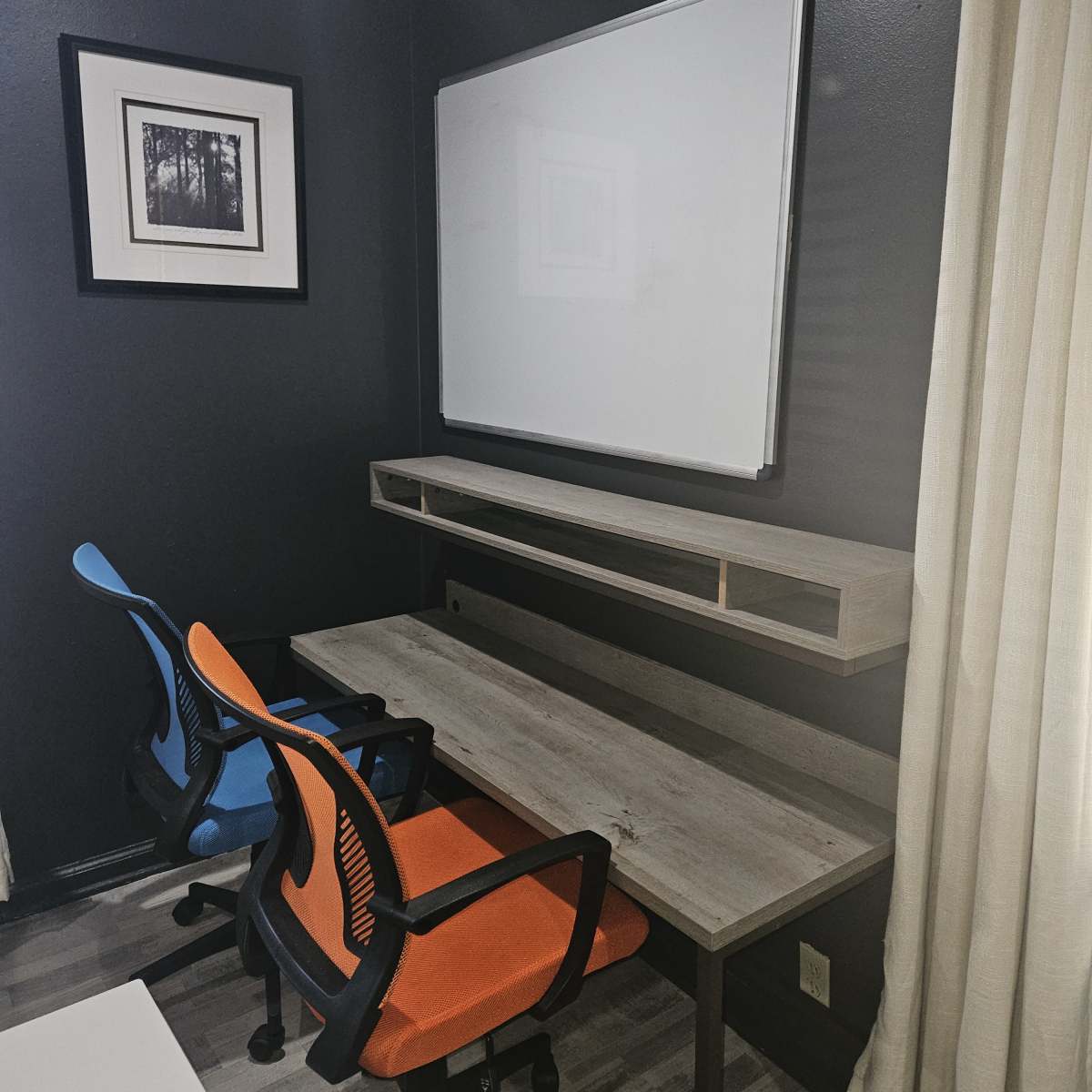 Multi Use office and meeting spaces with a laid back vibe. This space is perfect for meetings ...