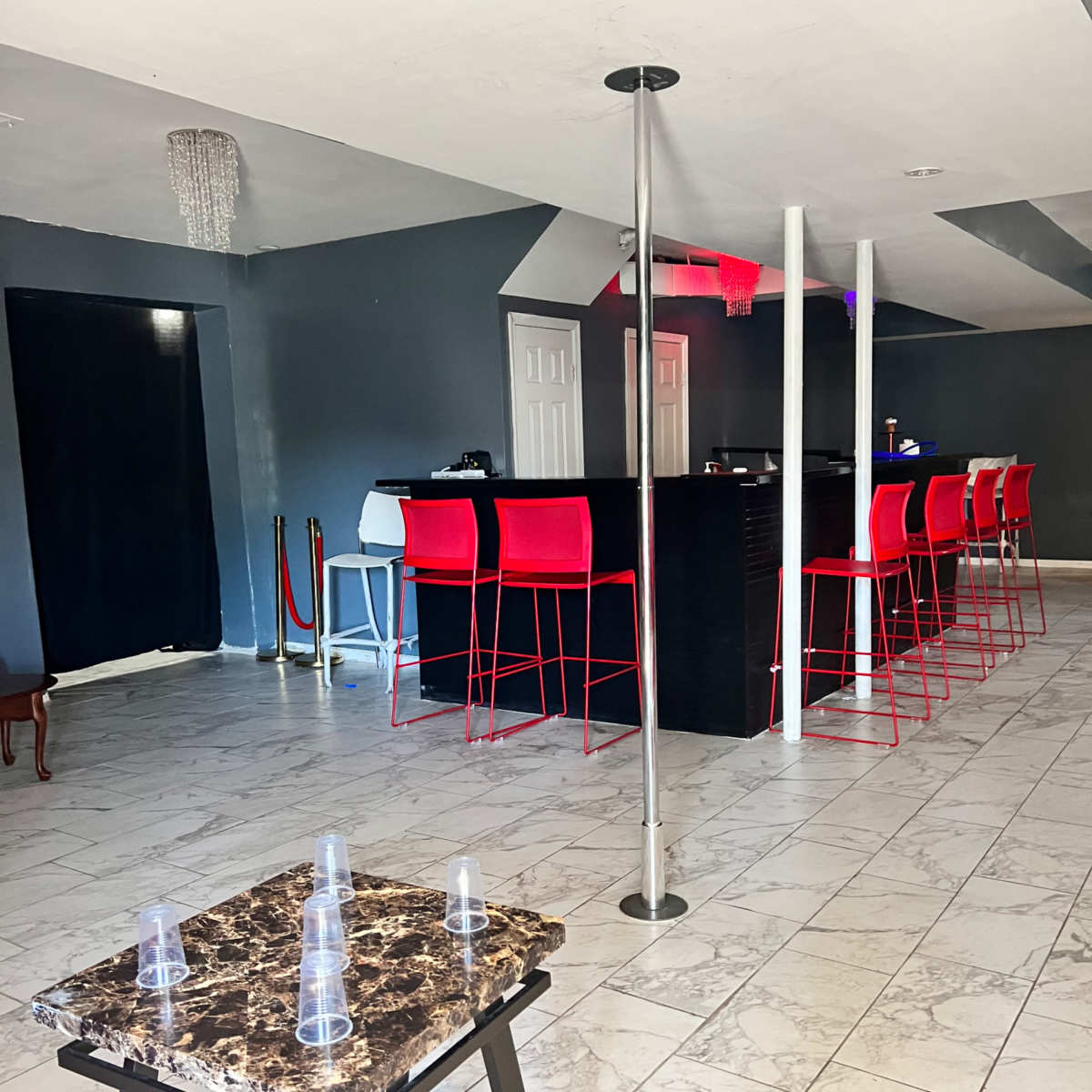 Urban party house, enormous kitchen, roomy, massage room and exotic ...