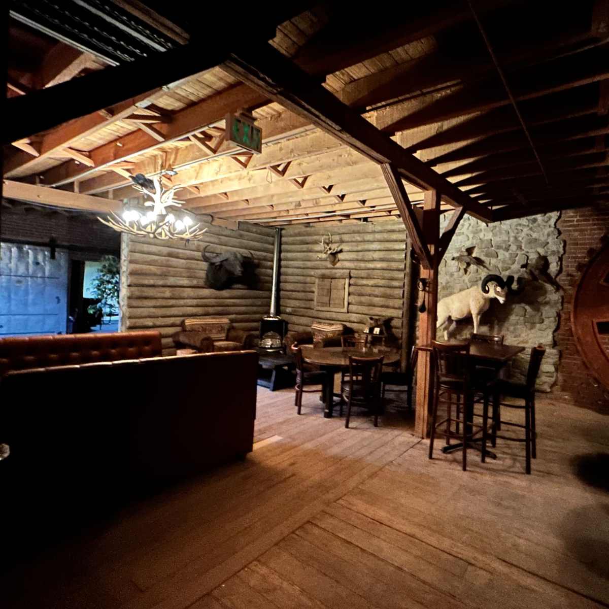 Rustic bar dive bar standing sets, Los angeles, CA | Production | Peerspace