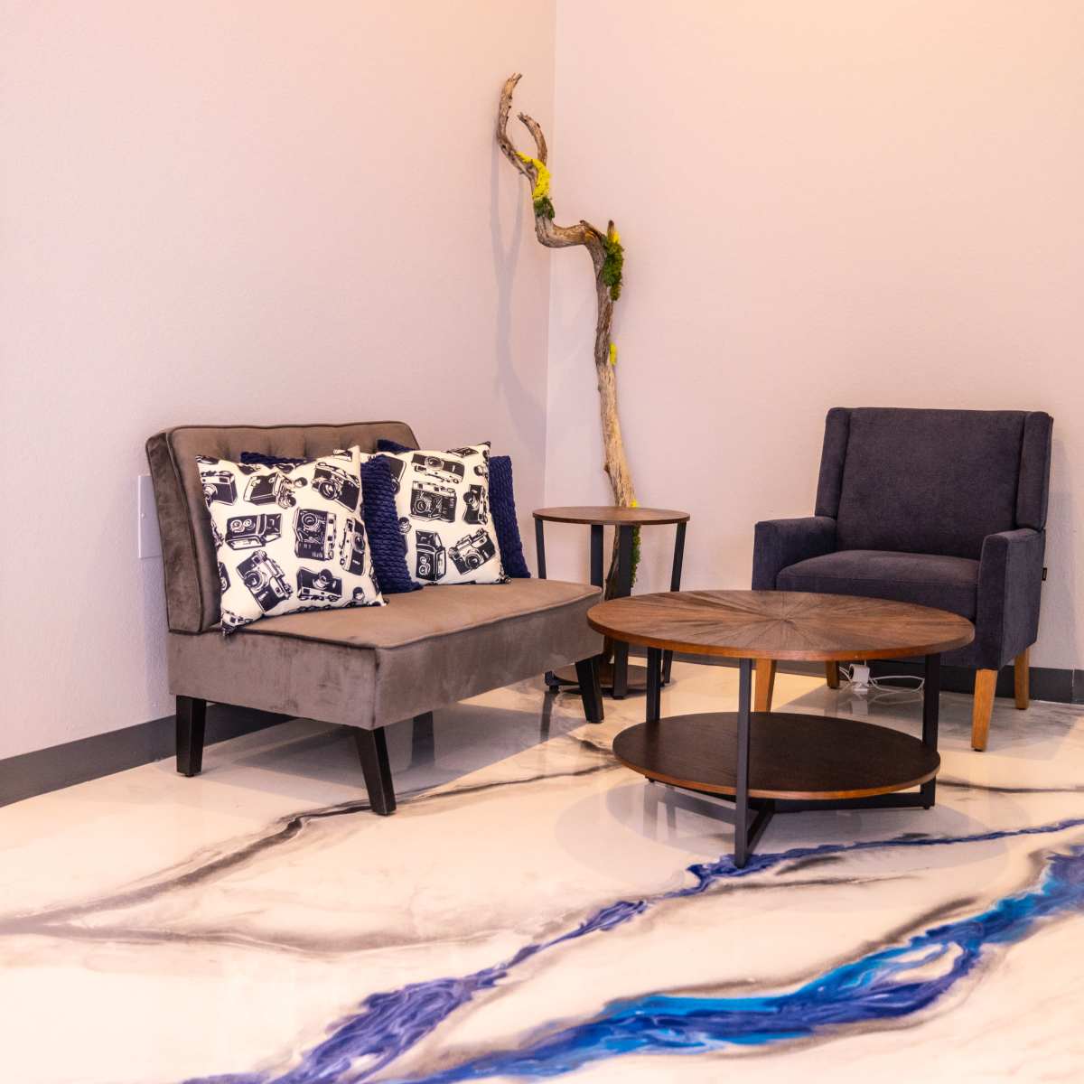 Multi-Functional Photo & Video Studio with backdrops and lighting ...