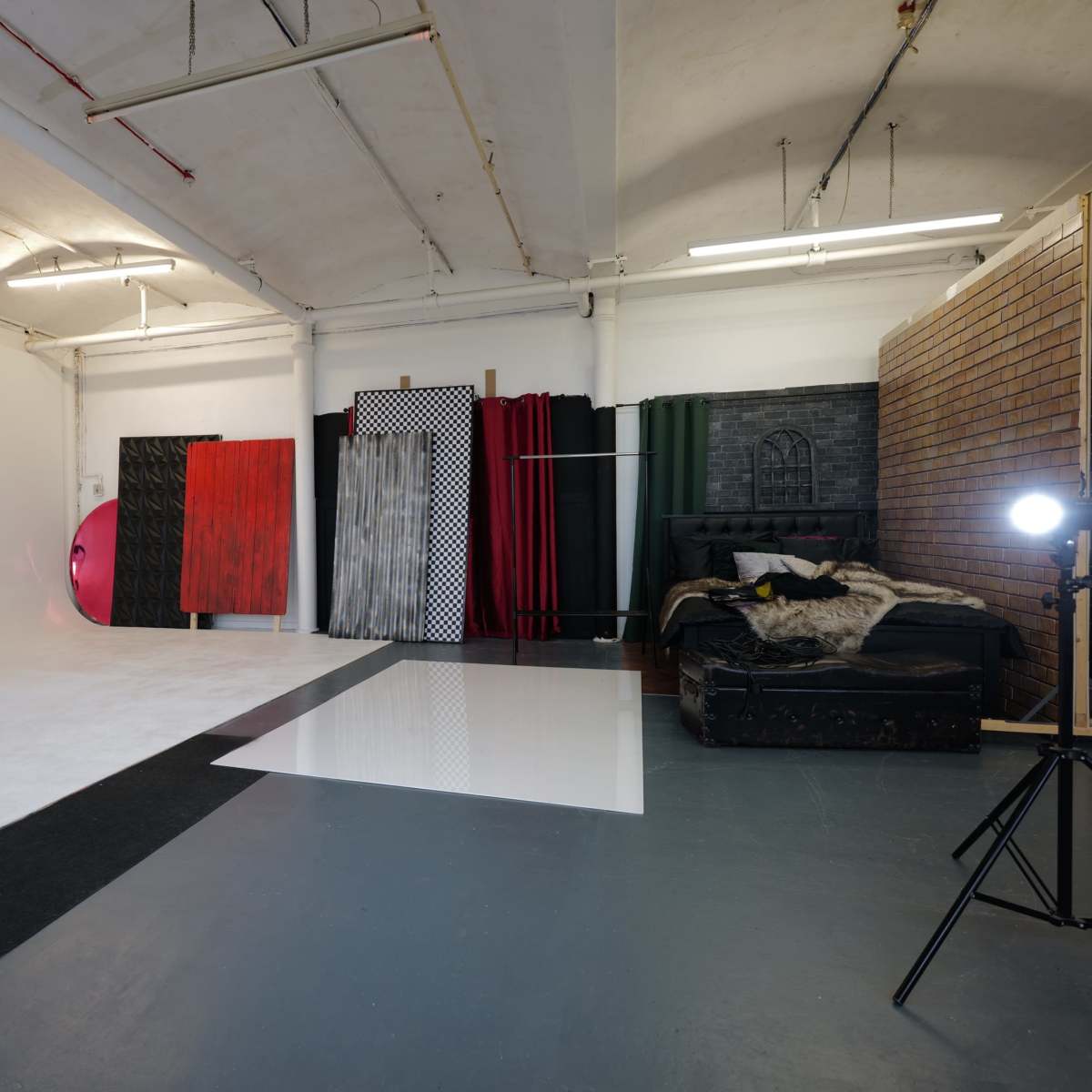 Spacious photography studio providing a wide variety of backdrops ...