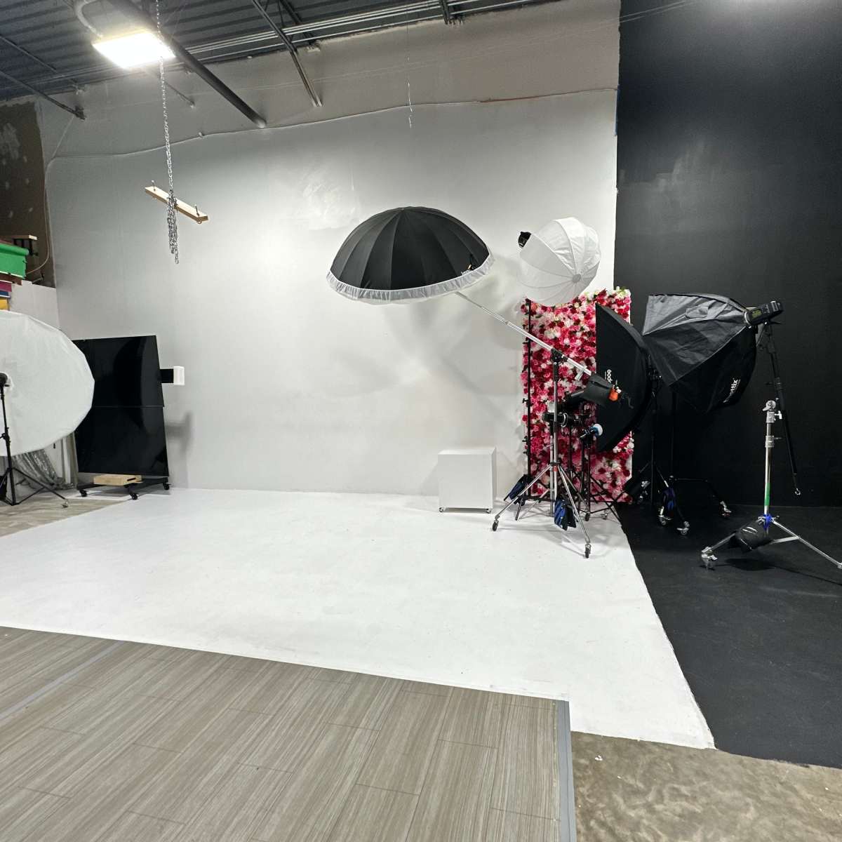 PhotoStudio: 20+ Sets, Natural Light, Creative, 2500sq/ft Photo, Video ...