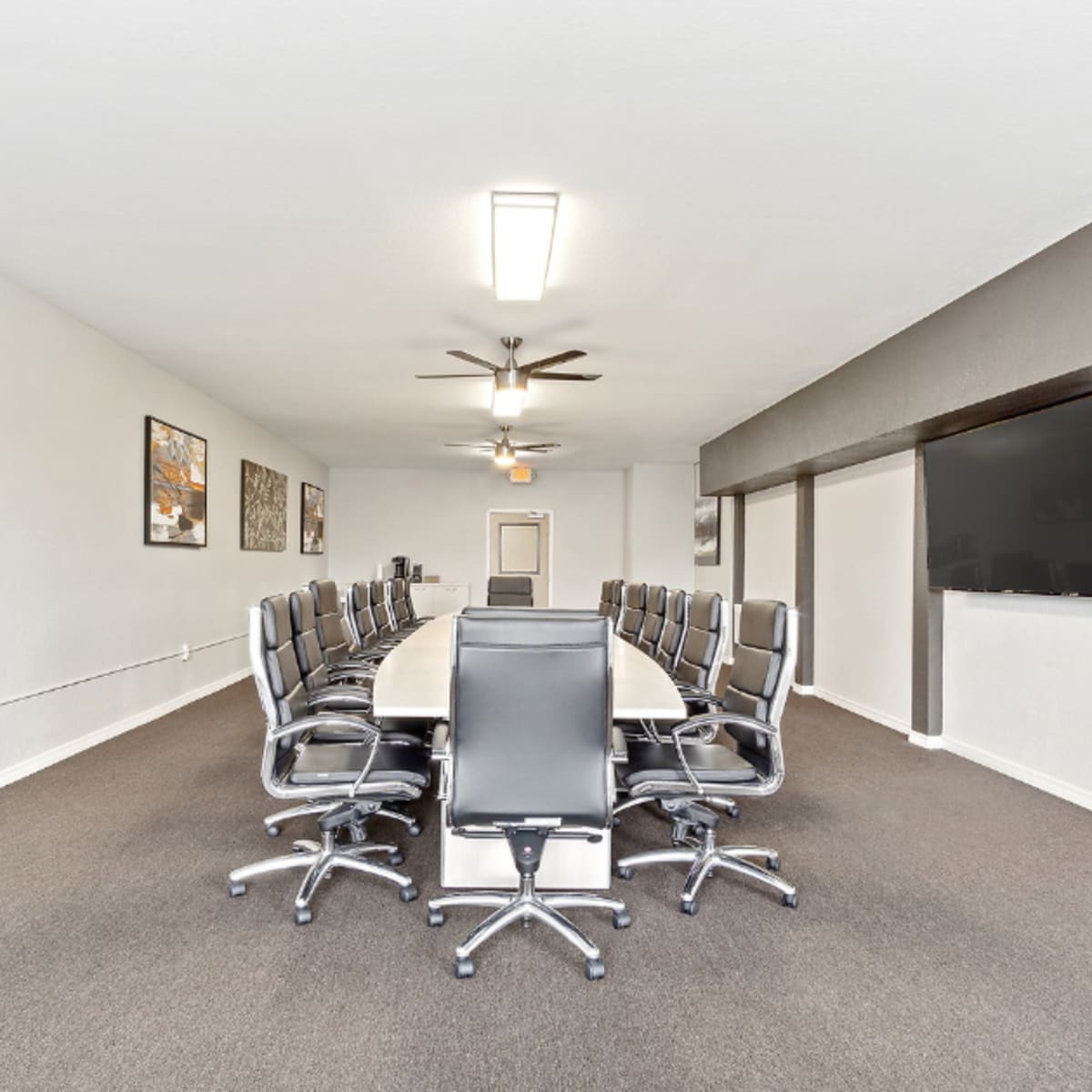 Contemporary Conference Room in Tampa, Tampa, FL | Off-Site | Peerspace