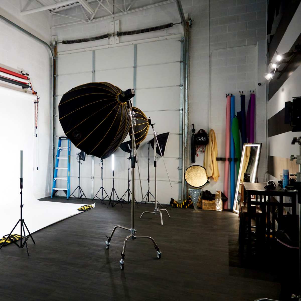 (G2) Spacious Photography / Film studio with Garage Door Access ( EXTRA ...