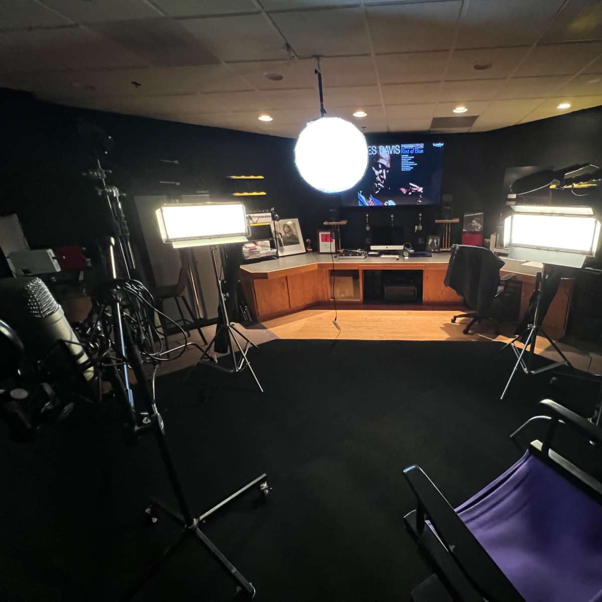 Nashville film, photo and podcast studio -*Includes - technician , cameras and lighting ...