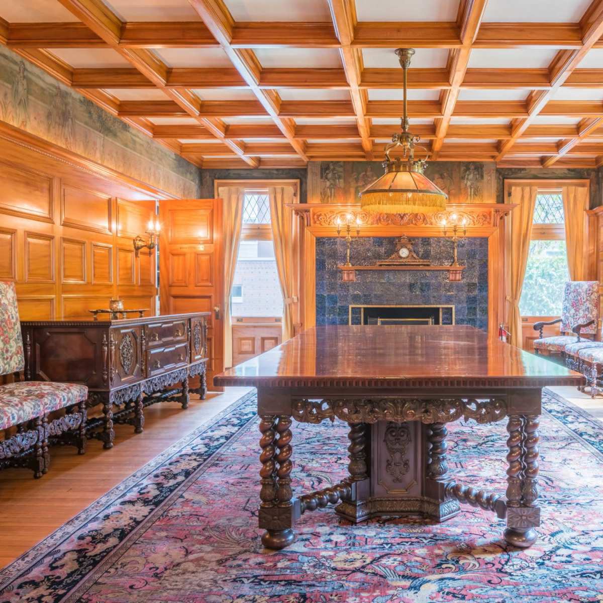 Historic Mansion + Carriage House surrounded by green space in charming ...