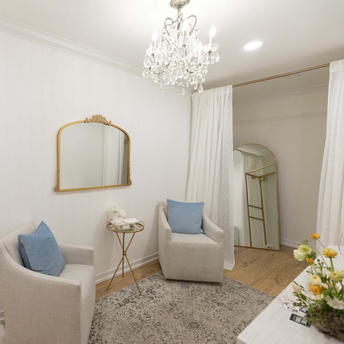 Harbor View Photo Studio with Exposed Ceilings and Blank Canvas Walls ...