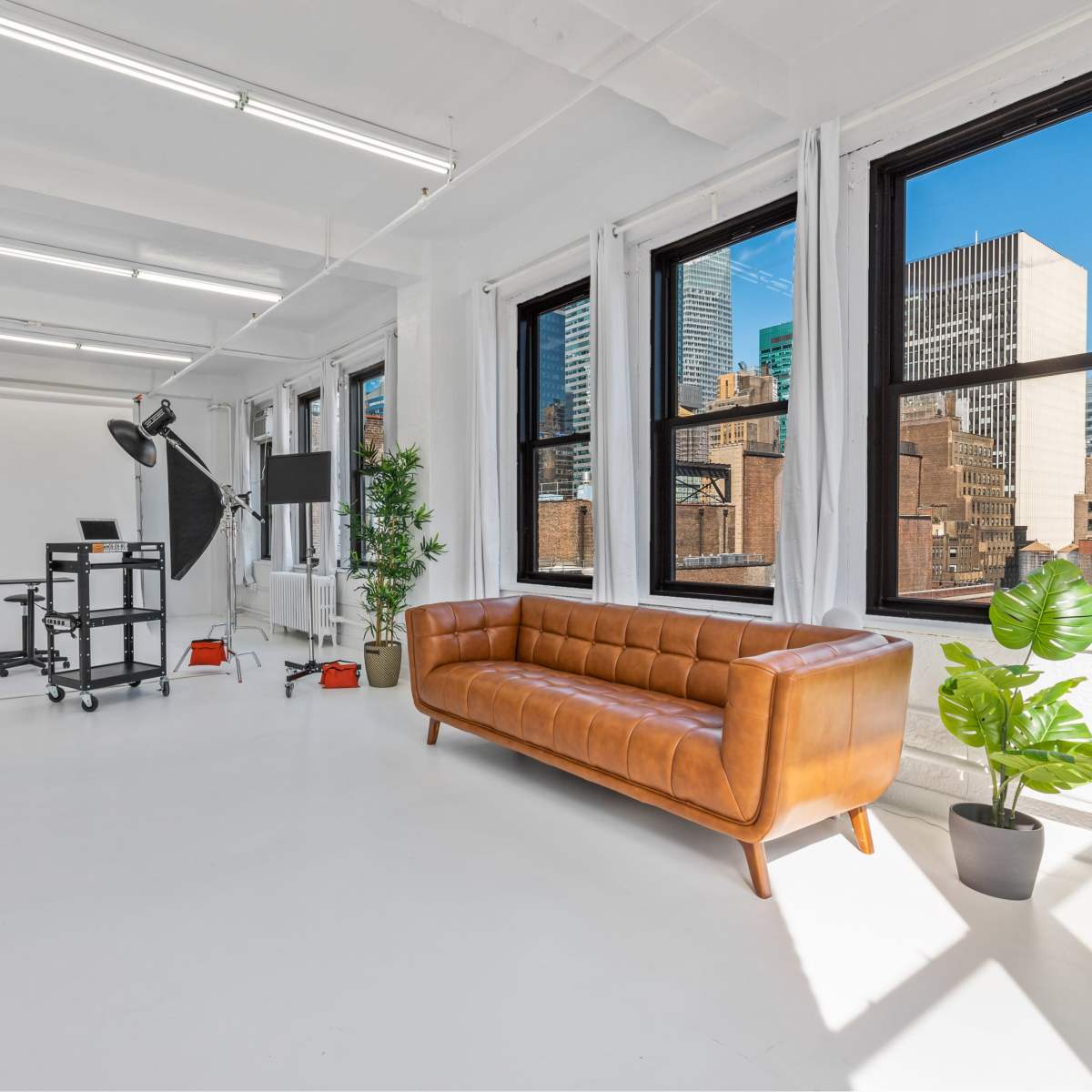 Midtown Daylight 1000sqft Empire State Views, New York, NY | Production ...