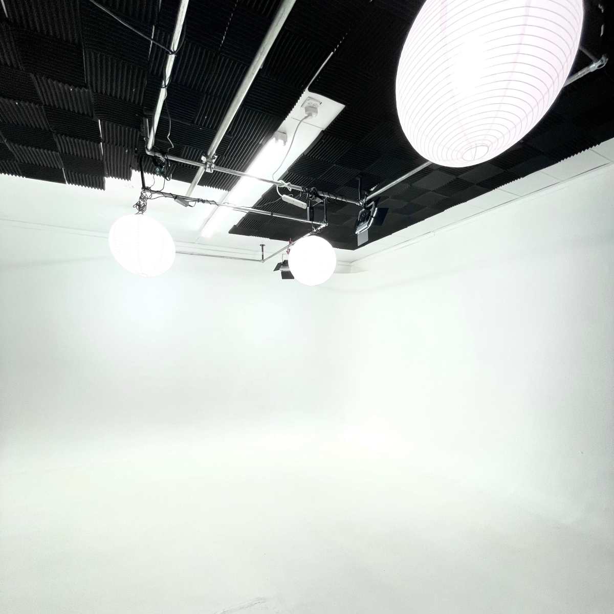 Black and White Studio with Free Lighting | Lounge and Free Private ...