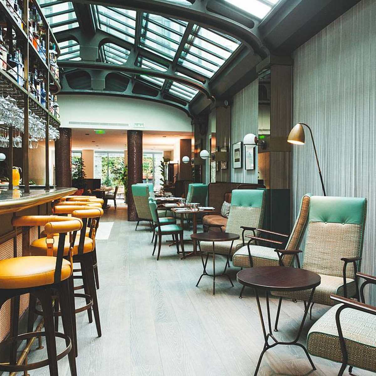 Restaurant et bar au design industriel avec terrasse végétale à deux ...