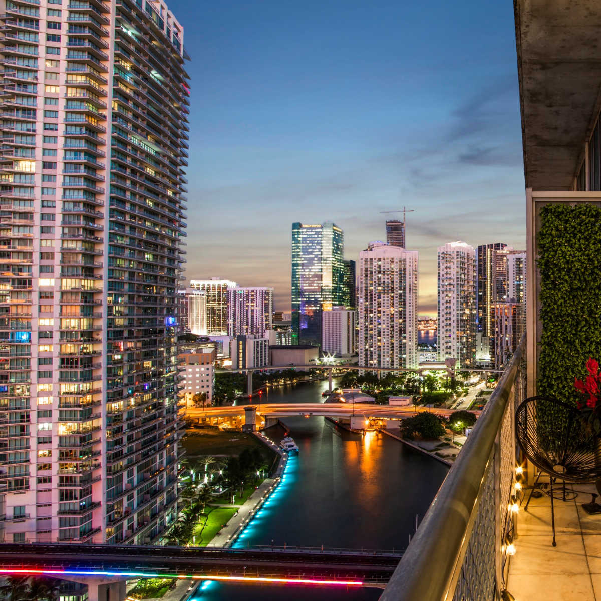 Balcony with City & River Views|Skyline Breathtaking| 2nd Balcony with ...