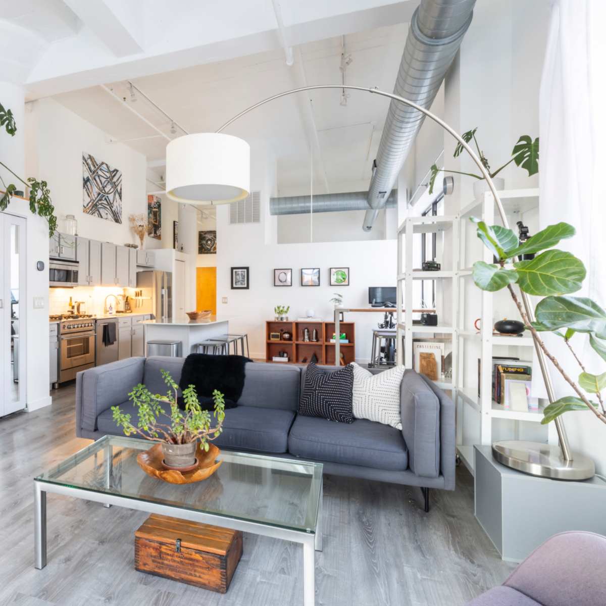 Pilsen Luxury Loft 20ft Ceilings + South/East Windows with 270 Degree ...