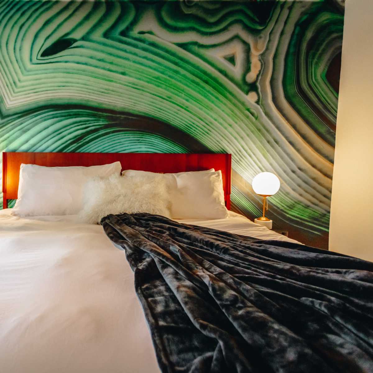 Vintage Mod Pad: Walkable to Village District/Lots of Natural Light ...