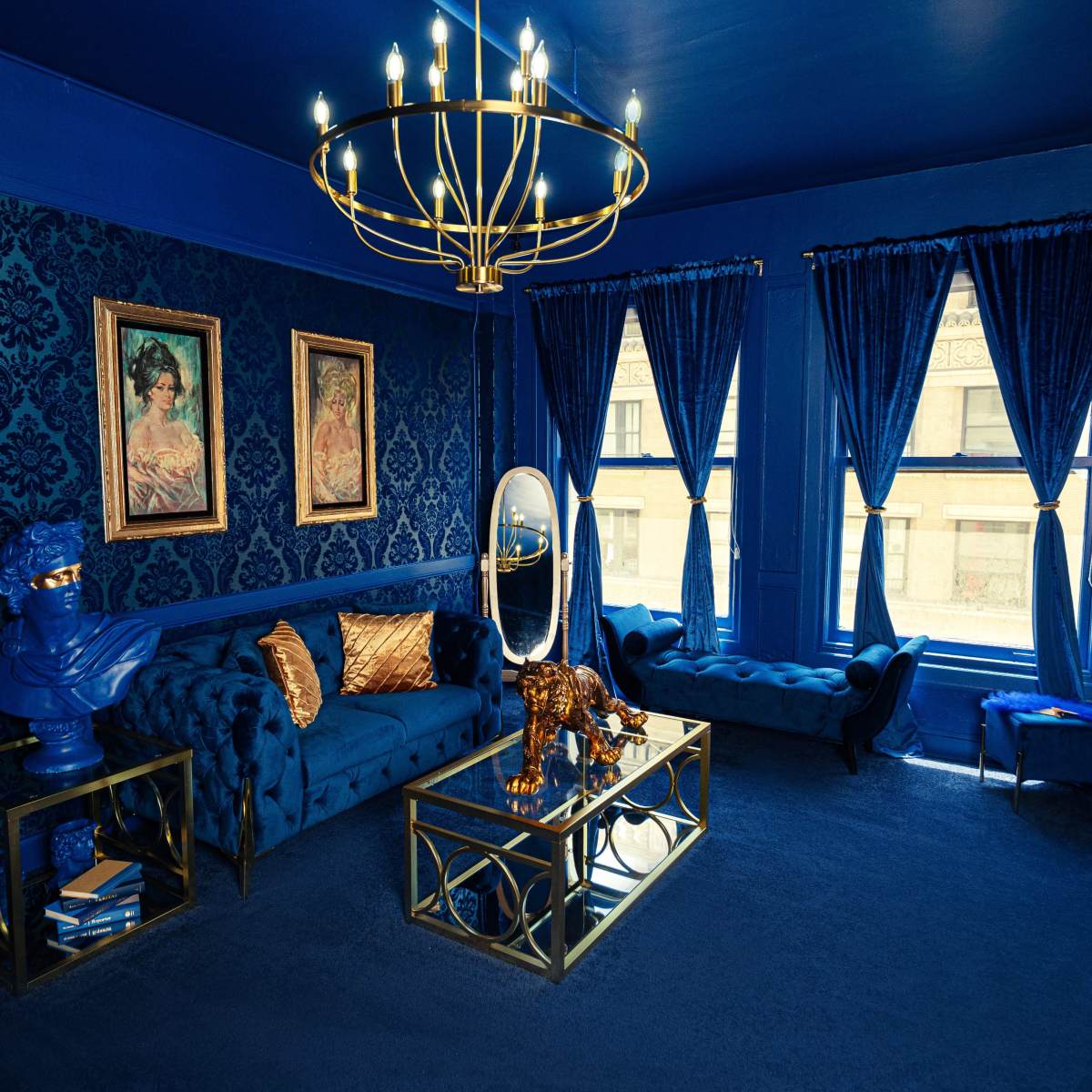 Downtown Royal Blue Luxury Room w/ Bed, Fireplace and Bathtub, Los ...