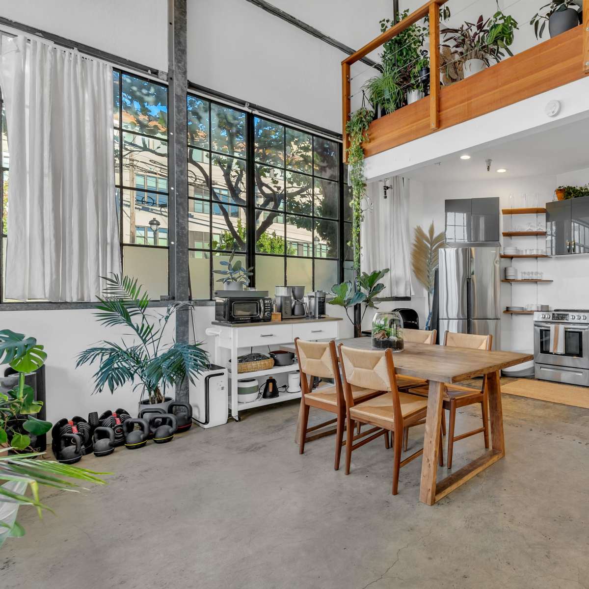 Dogpatch Loft with tons of natural light and thoughtful decor, San ...