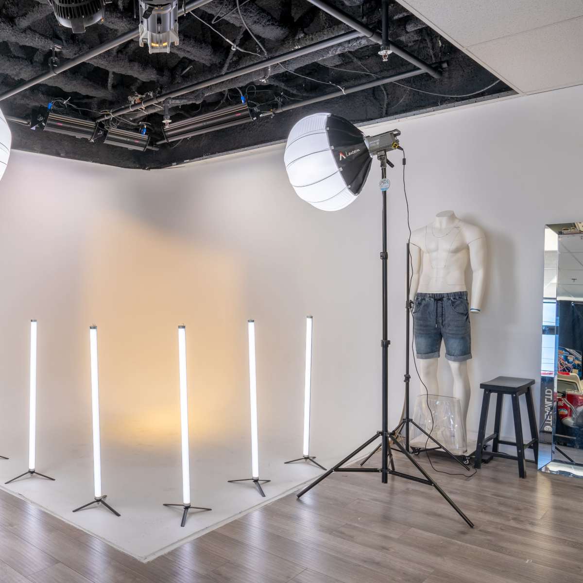 Cyclical Wall & Photo Studio, Mississauga | Production | Peerspace