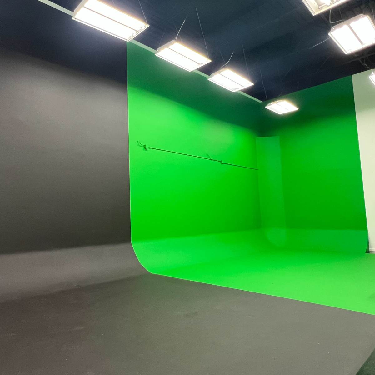 ENTIRE 3500 Sq ft Creative Space Green Screen, Black, & White Cyc Walls ...
