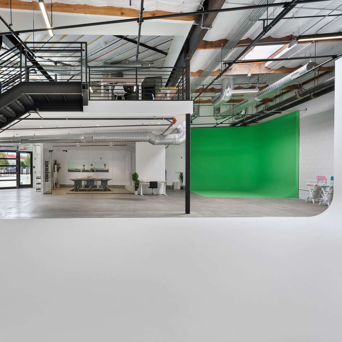 LUXURY WESTSIDE PHOTO / VIDEO STUDIO | OVERSIZED CYCLORAMA, GREEN ...