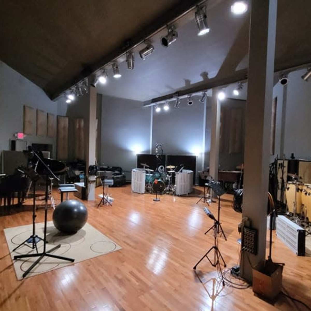 Vintage and Classy Recording Studio perfect for Live Bands, Video ...
