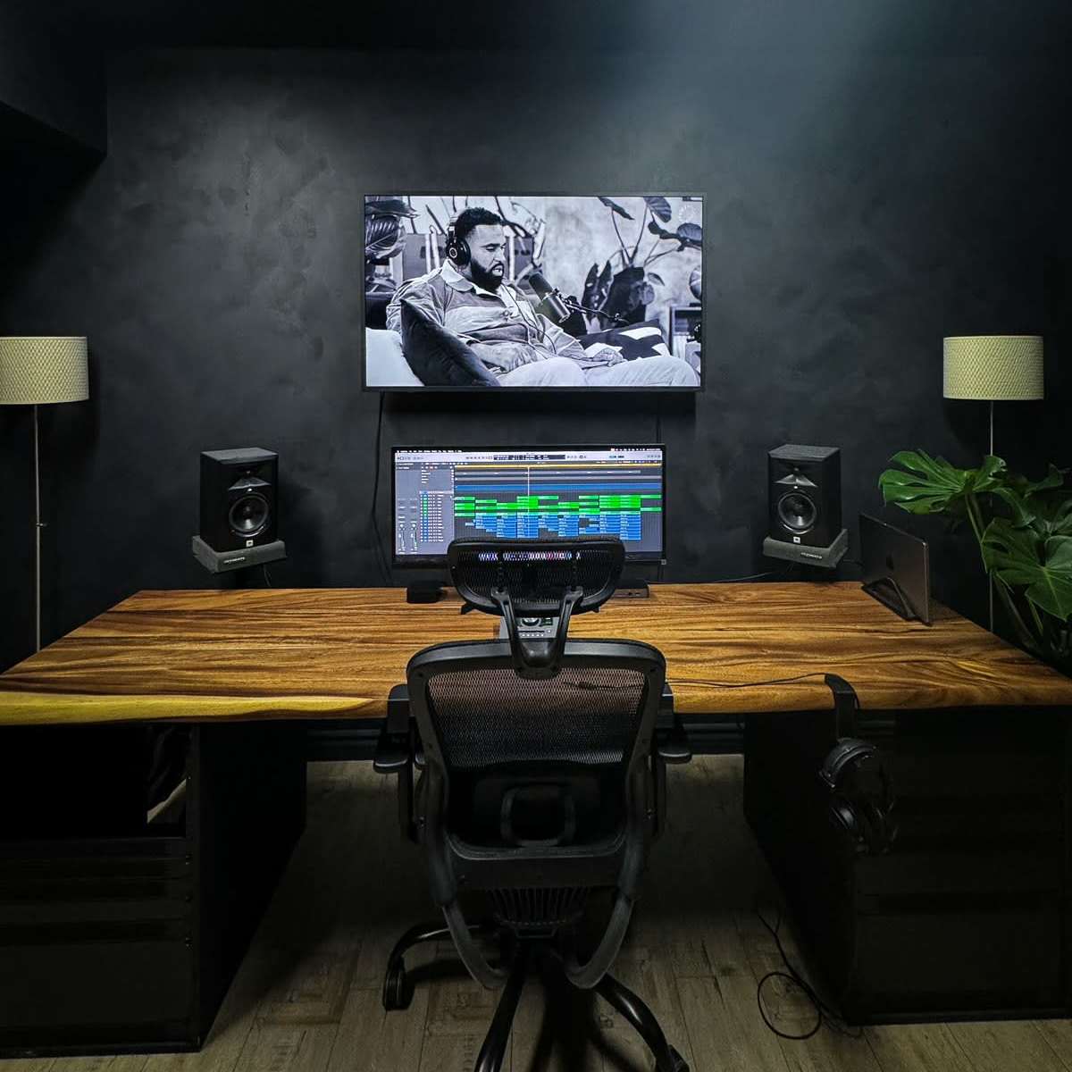 Recording/Podcast/Photo/ Studio in DTLA with AC and Rooftop Access, Los ...
