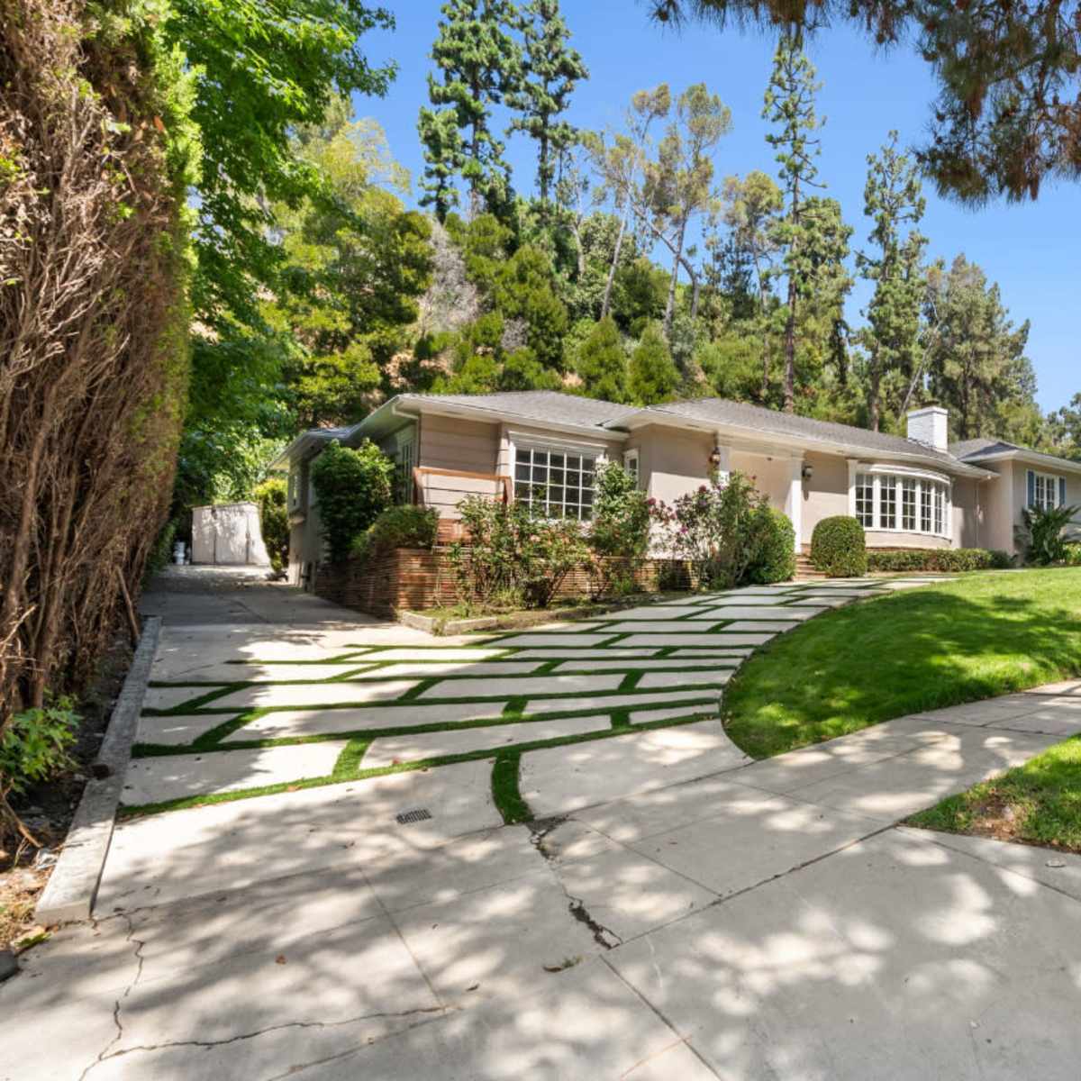 Cute old style 1940s house for photoshoot and video shoot, Beverly ...