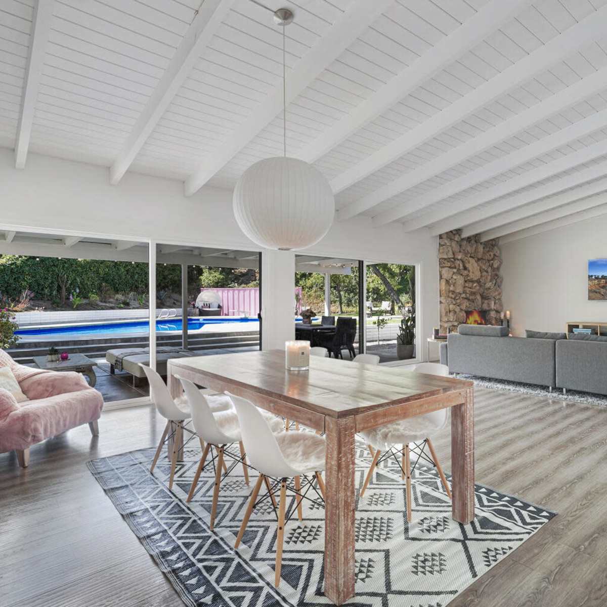 Mid Century House High Ceilings and with Big Pool, tarzana, CA ...