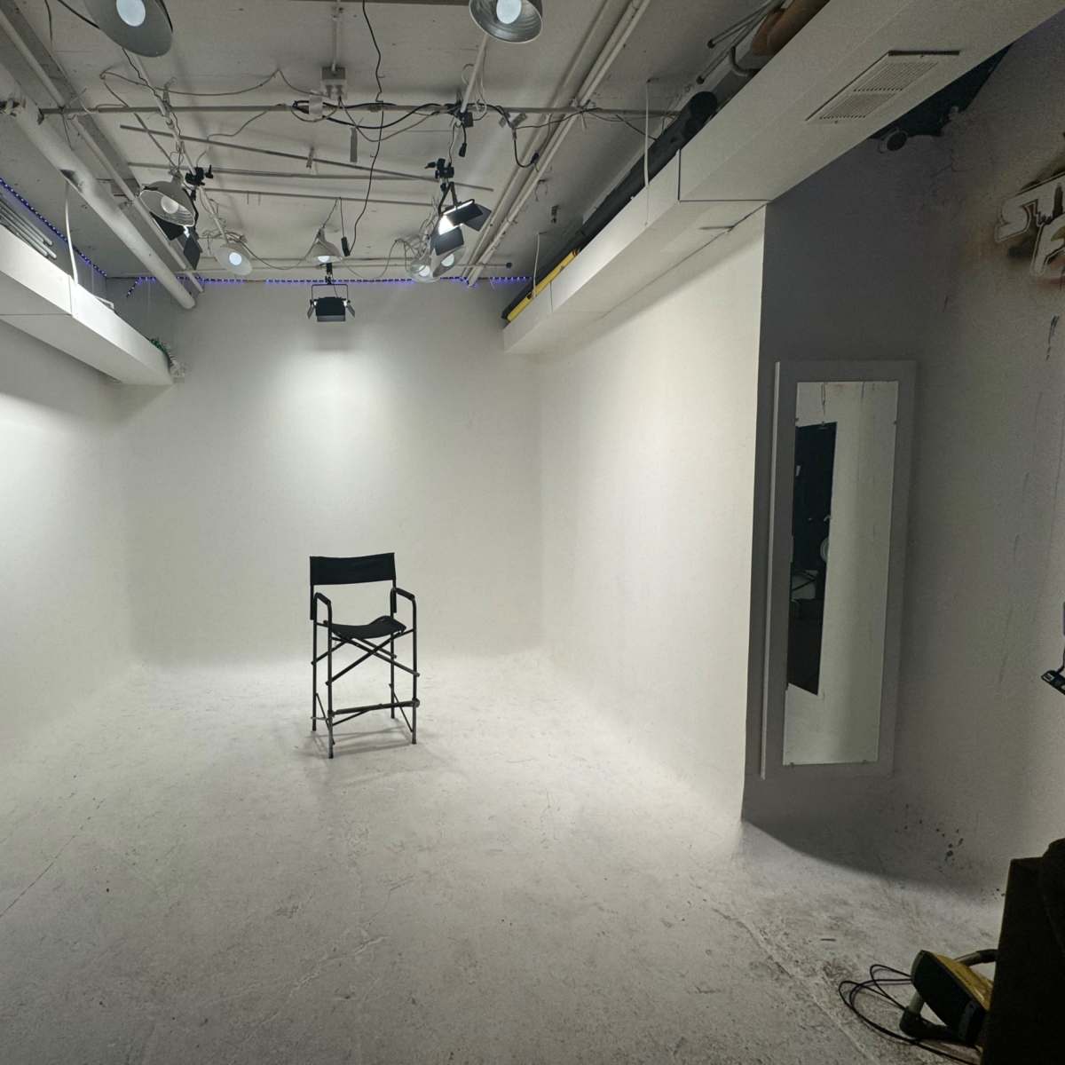 Cyclorama wall with RGB Lighting & Green Sceen Multi-Media Studio ...