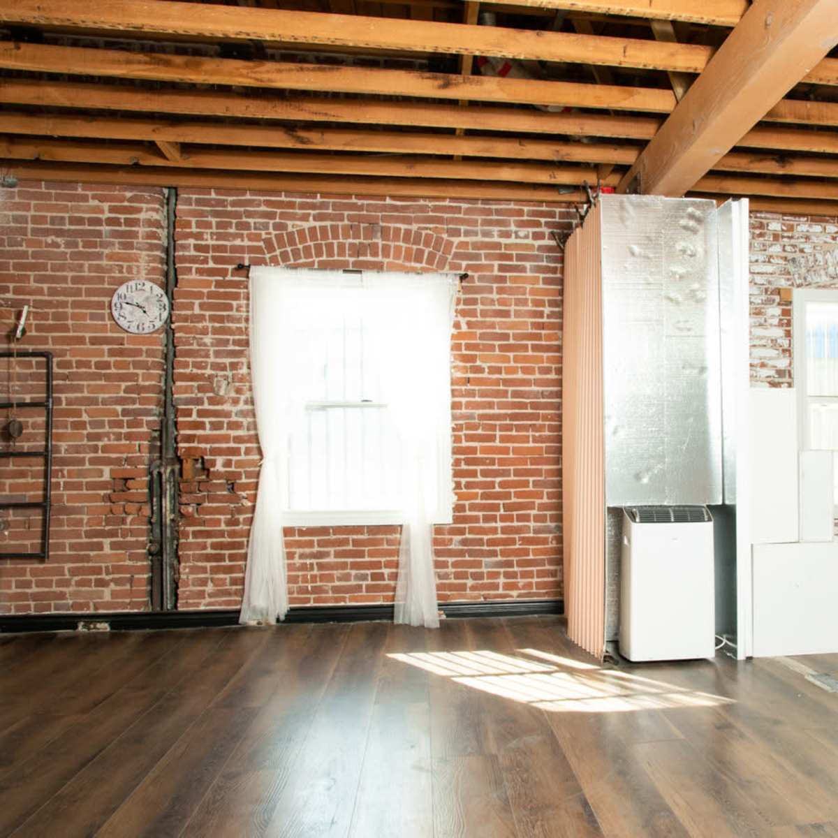 A DTLA vintage loft studio with beautiful natural light and gear!, Los ...