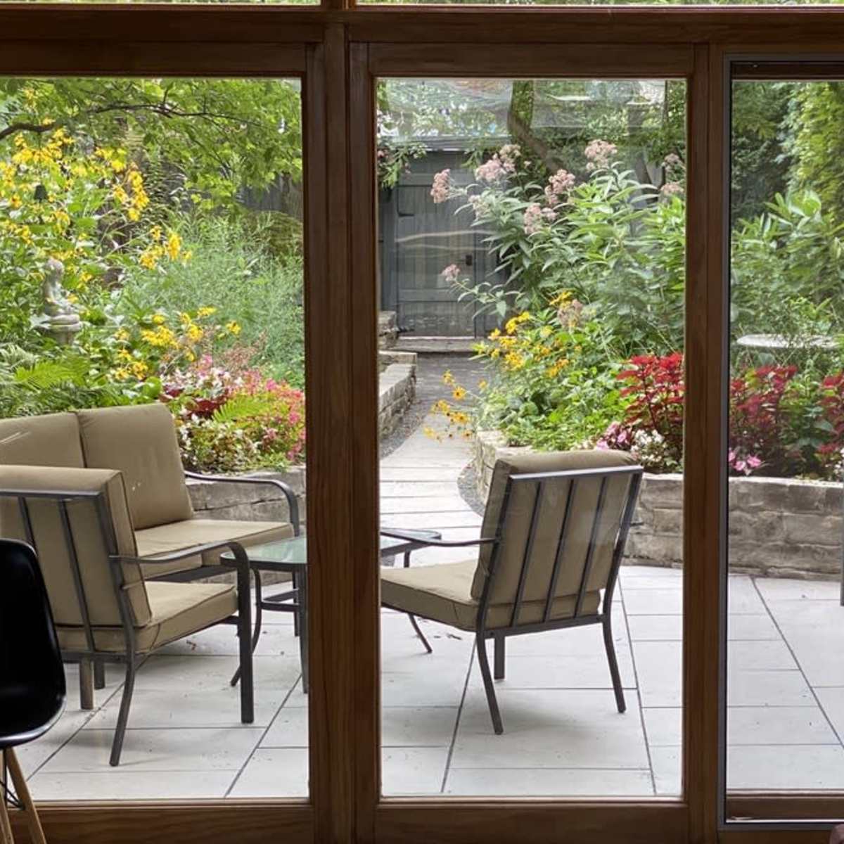 Modern and Airy Urban Oasis with Secret Courtyard Garden, Chicago, IL ...