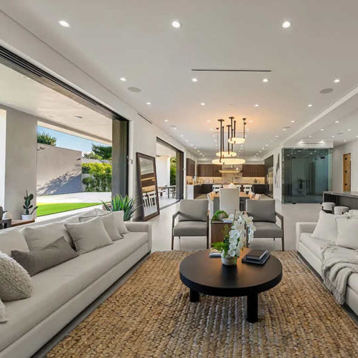 Contemporary Compound in Sherman Oaks, Los Angeles, CA | Off-Site ...