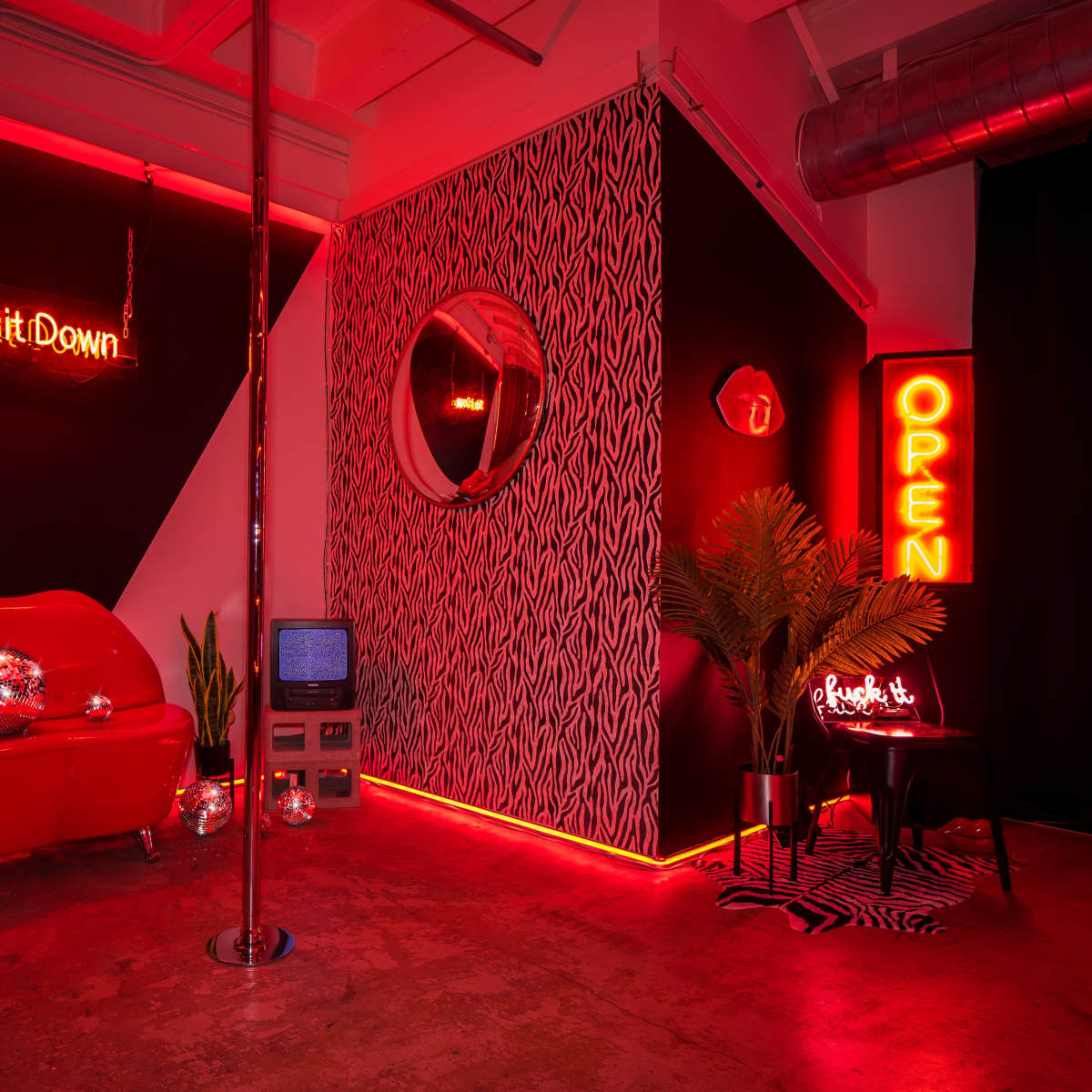 4-Room Multi-Set Studio (Art Deco, Tropical Bath, Red XO Room) - The LA ...