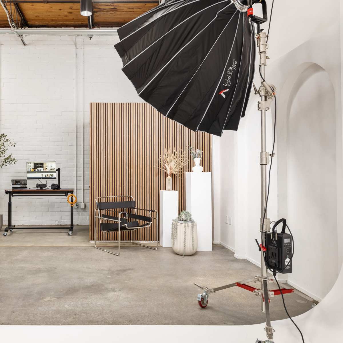 Arlo Studios | Vertastile production studio with natural light, white ...