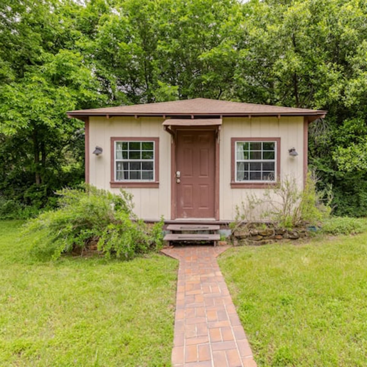Oak Cliff Tiny Guest House on Huge Wooded Lot, Dallas, TX | Production ...