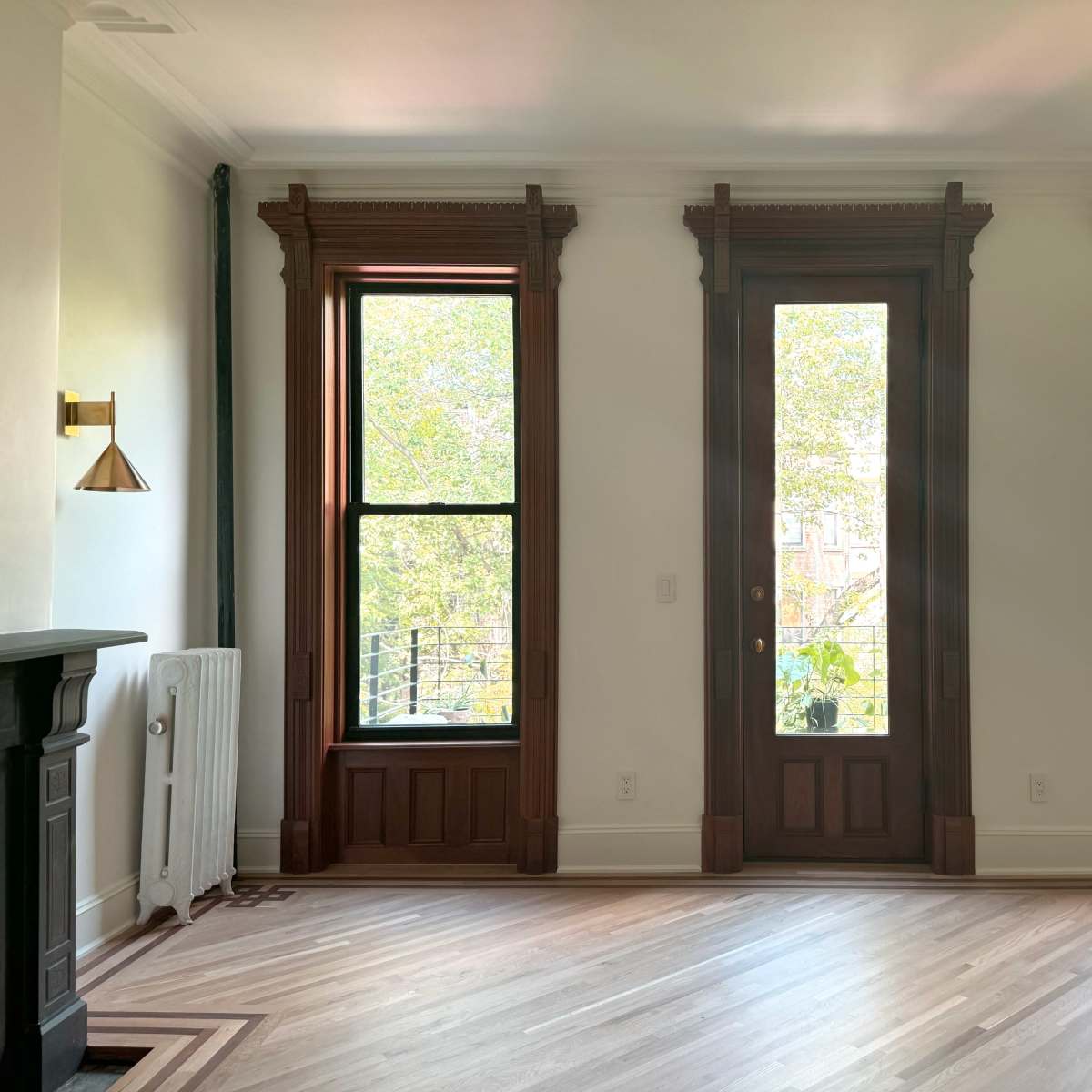 Renovated classic Brownstone apartment with original moldings, Brooklyn ...