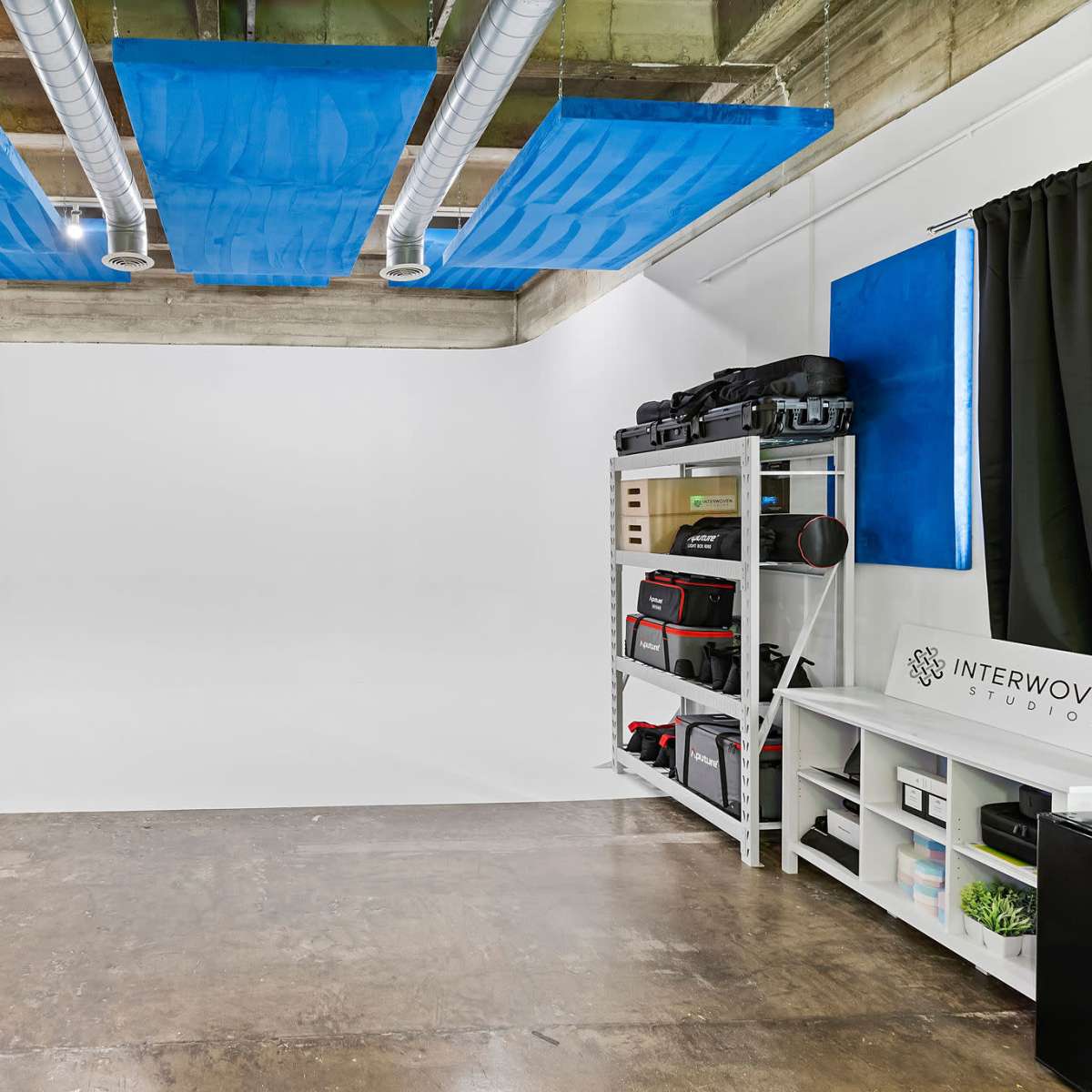 MODERN PHOTO/VIDEO STUDIO | WHITE CYCLORAMA, GREEN SCREEN and SEAMLESS ...