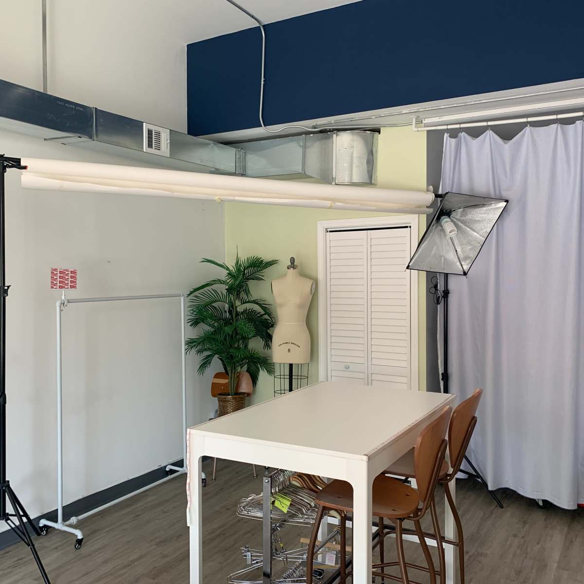 Sunny Storefront Studio, CHICAGO, IL | Production | Peerspace