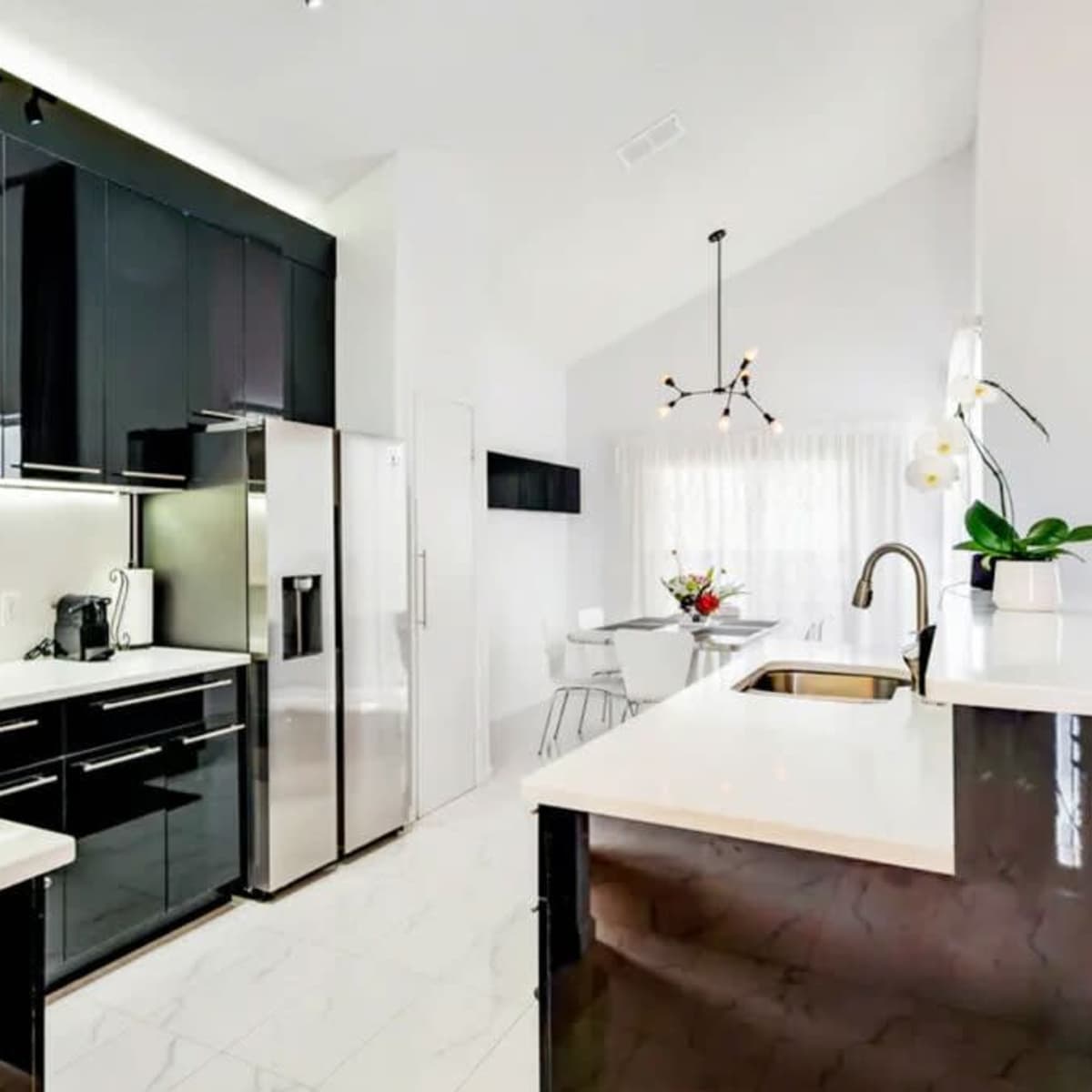 Ultra Modern Space with 22ft Ceiling & private pool, Kissimmee, FL ...