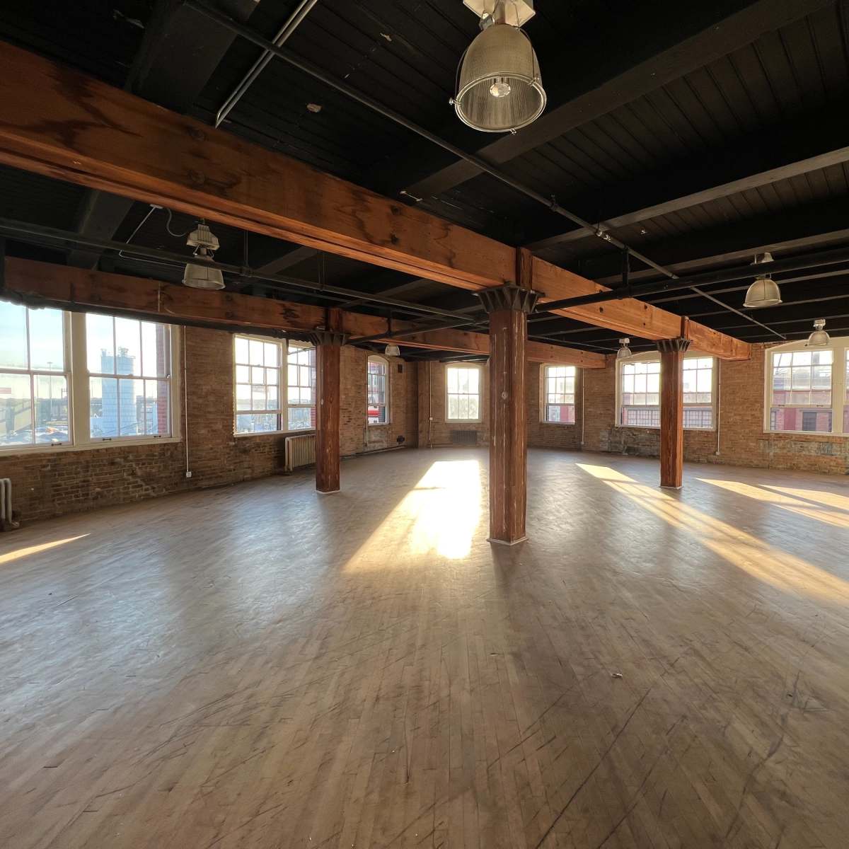 Large open concept chicago loft space with CYC WALL and strong natural ...