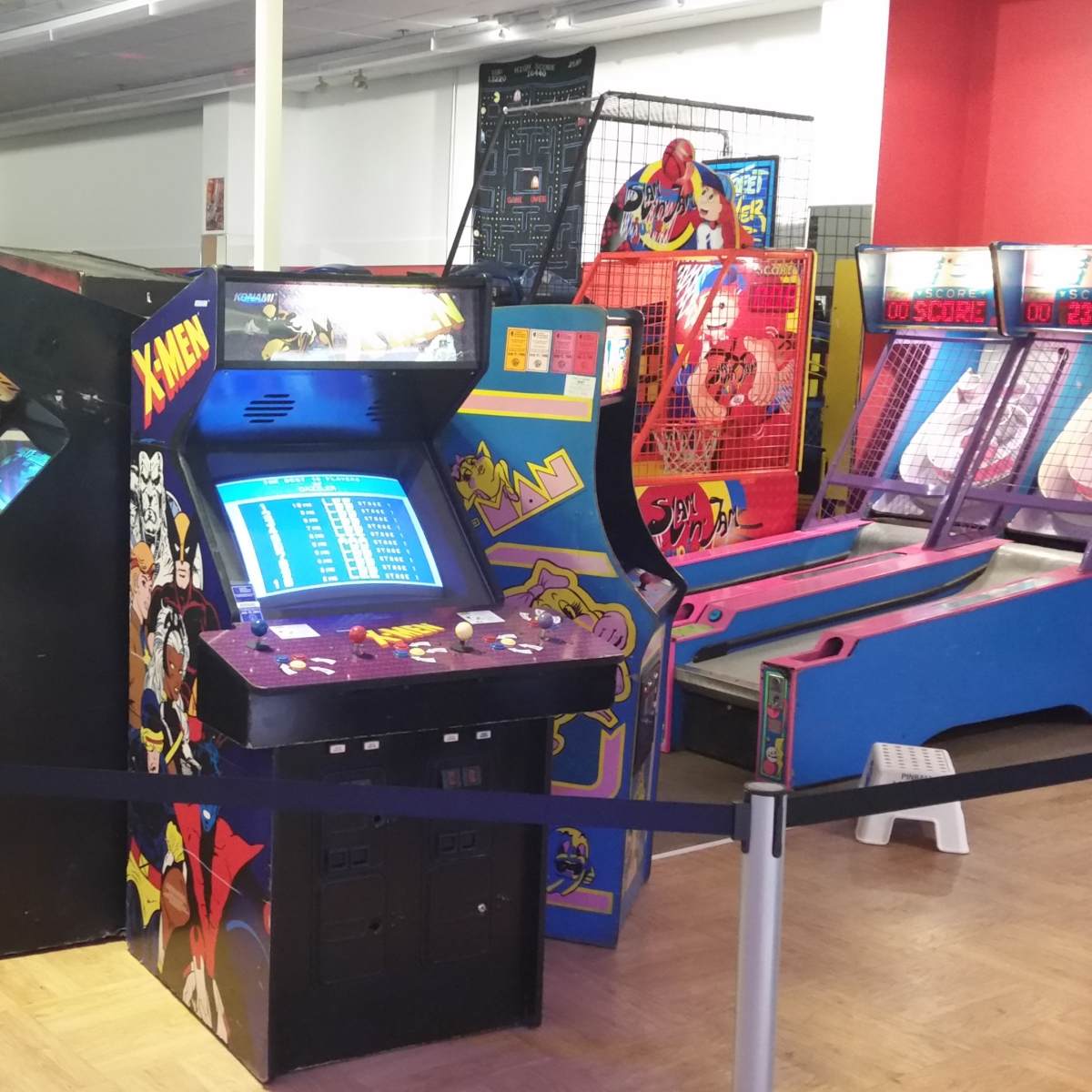 Retro arcade - 1980's/90's vintage video and pinball arcade and game ...