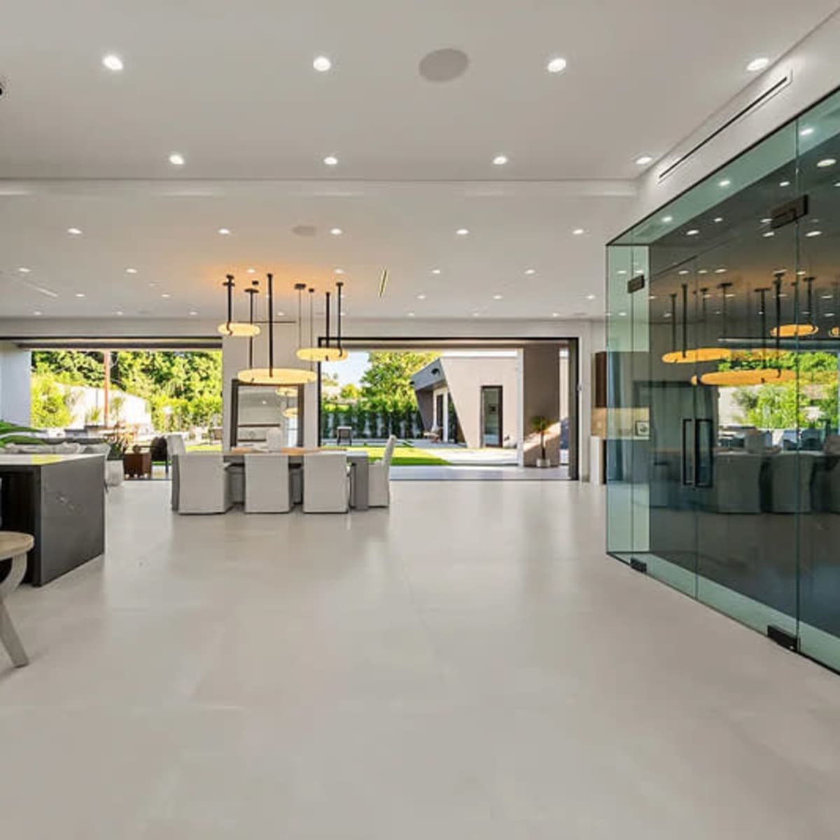 Contemporary Compound in Sherman Oaks, Los Angeles, CA | Off-Site ...