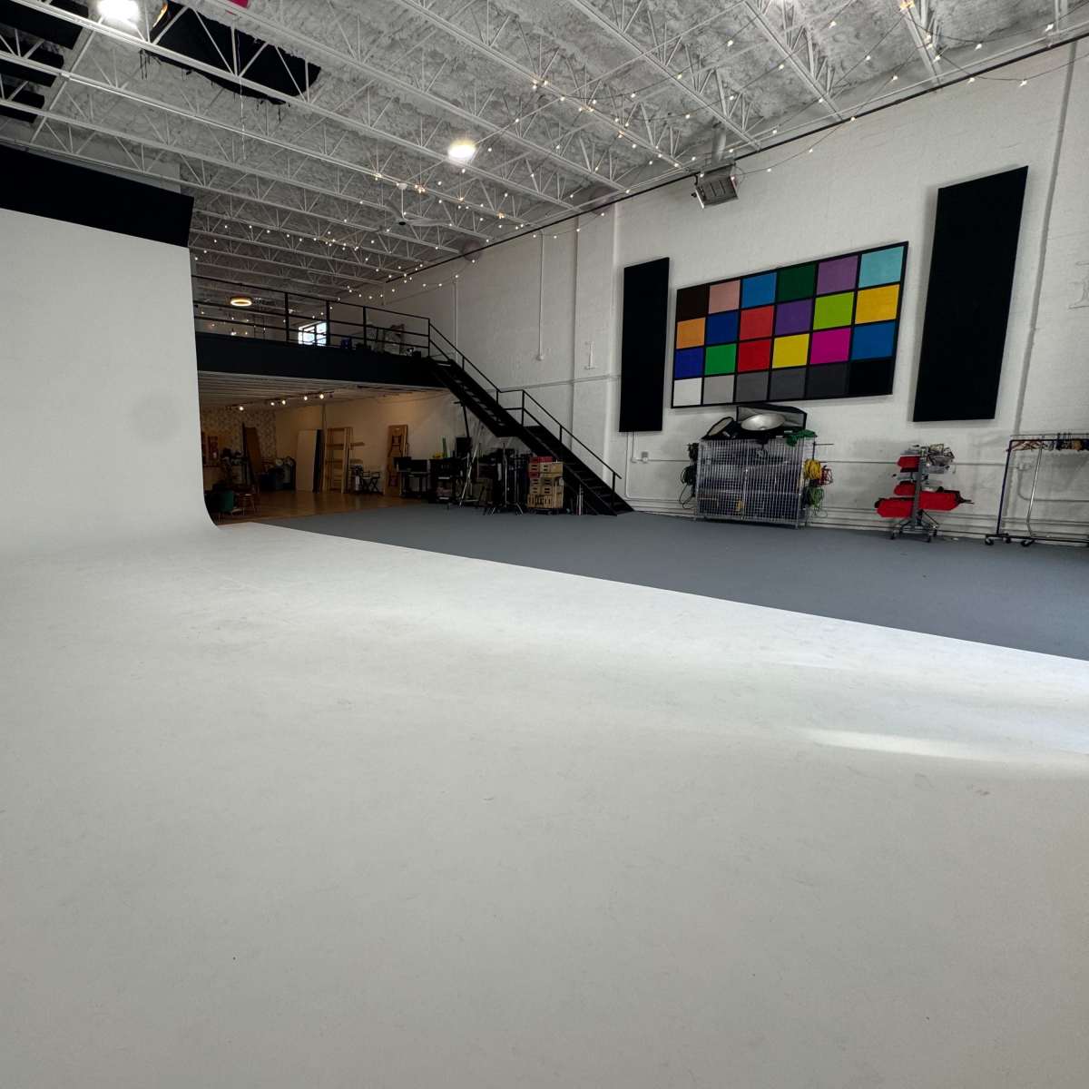 SPACIOUS PRODUCTION STUDIO WITH LARGE CYCLORAMA IN GOWANUS, BROOKLYN ...