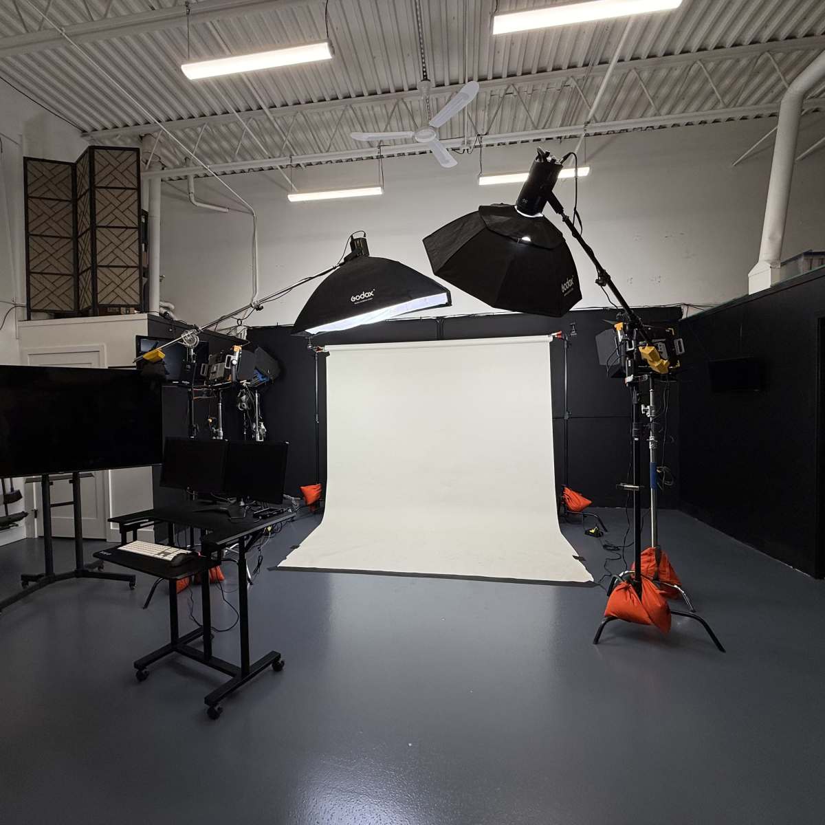 Small "Black Box" studio for tabletop or model work, CLAWSON, MI ...