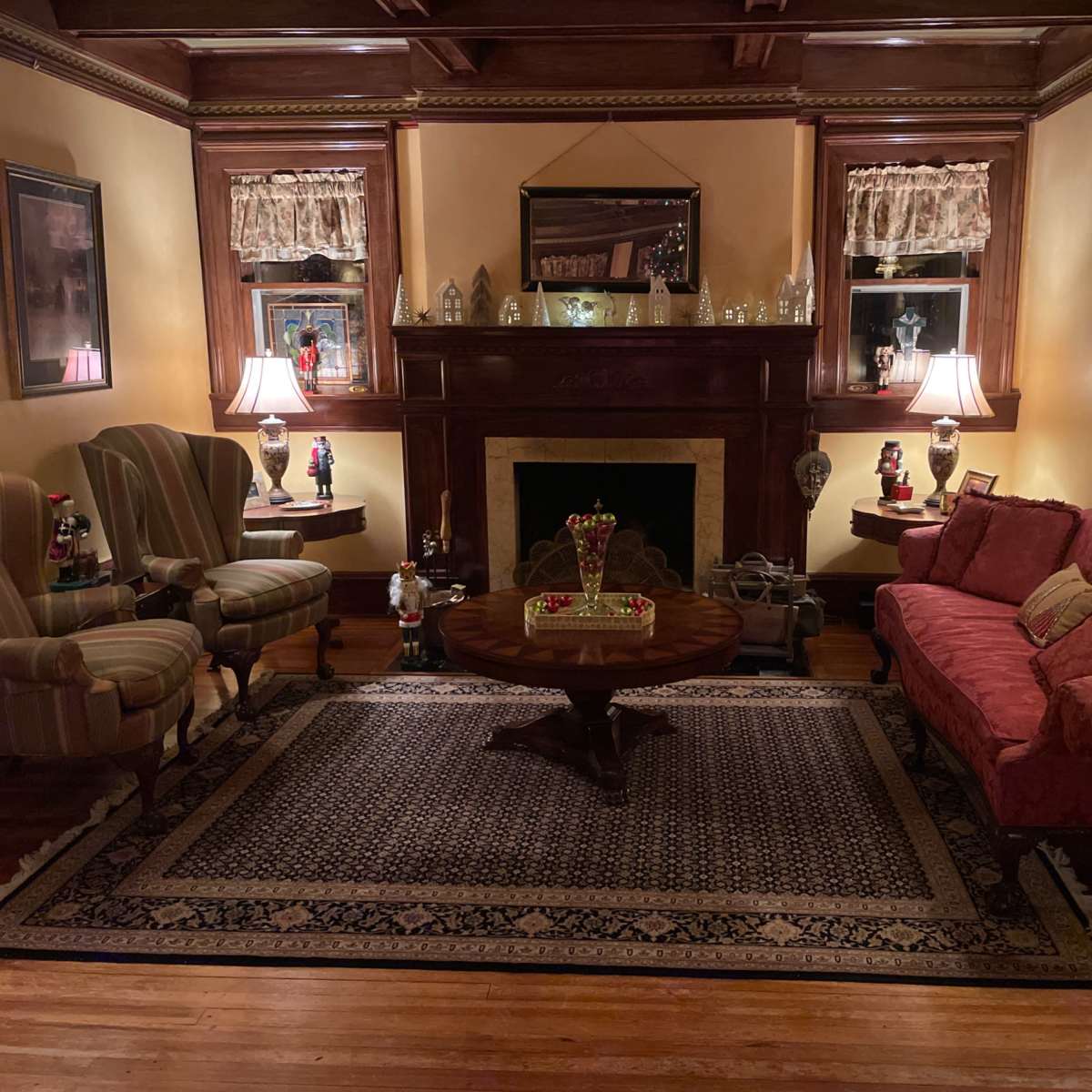 Historic Federal Colonial with wraparound porch in Gas Lamp town of ...