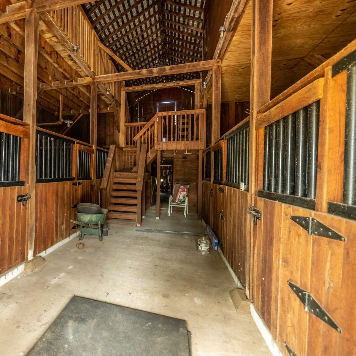 BEUTIFULL WELL MAINTAINED WOOD BARN WITH CHANDLIERS , great for photo ...