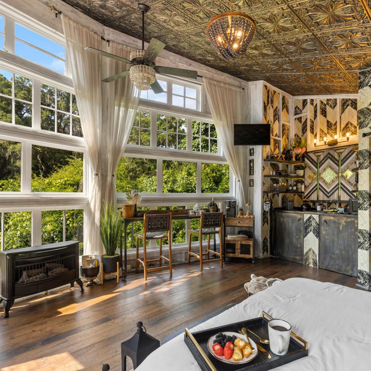 Boho Treehouse surrounded by nature on tranquil Wadmalaw Island ...