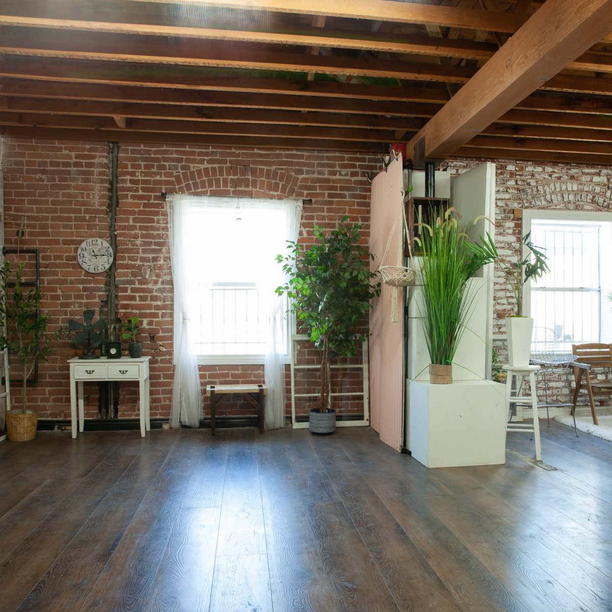 A DTLA vintage loft studio with beautiful natural light and gear!, Los ...