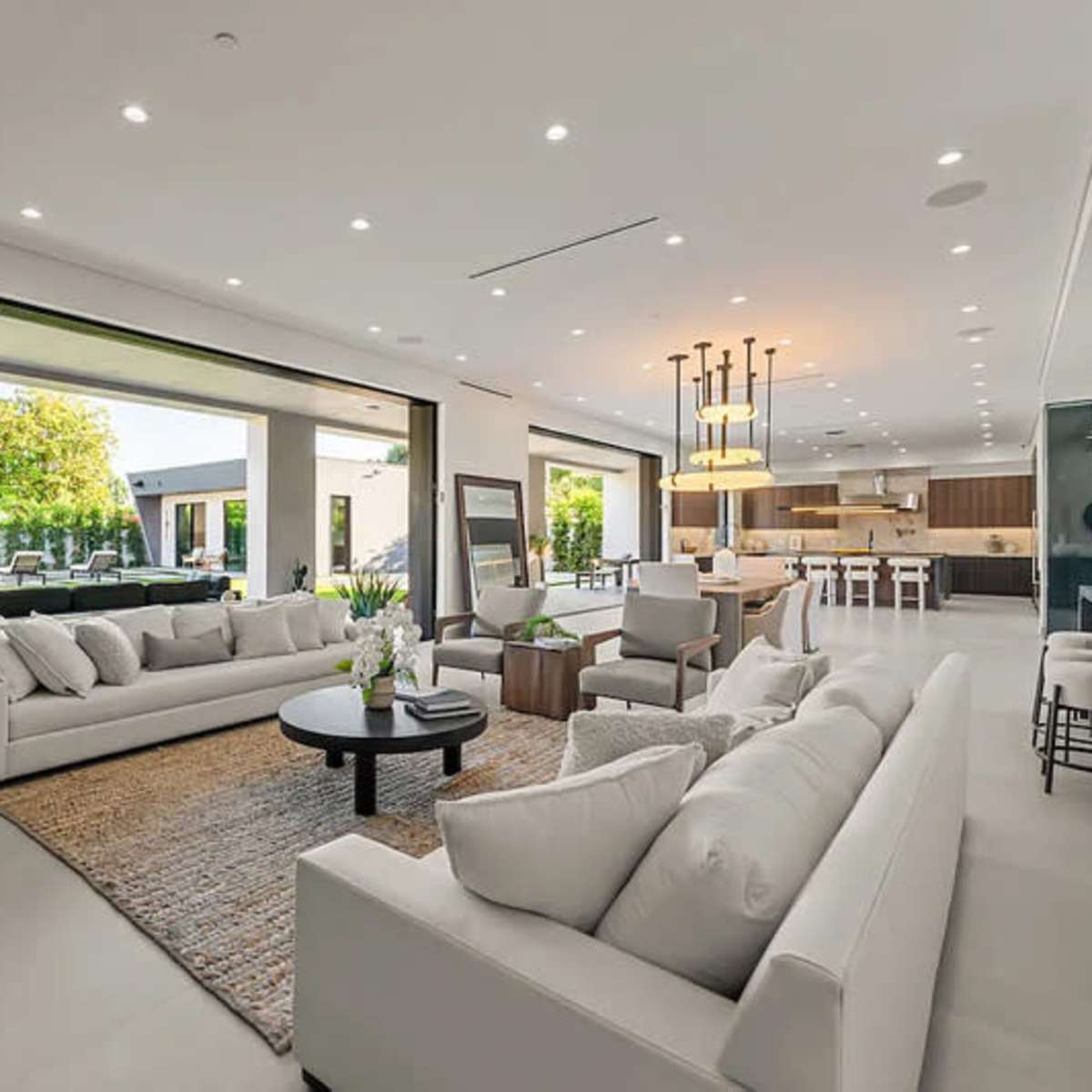 Contemporary Compound in Sherman Oaks, Los Angeles, CA | Off-Site ...